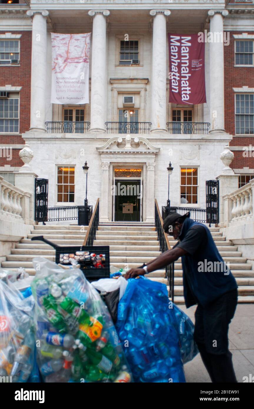 Homeless shopping cart recycle hi-res stock photography and images - Alamy