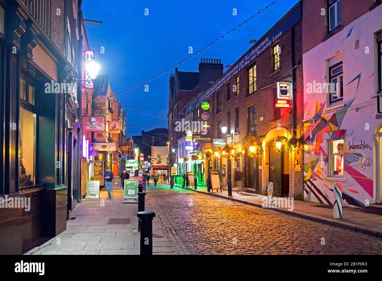 Ireland, Dublin, Temple Bar nightlife area Photo © Fabio Mazzarella ...