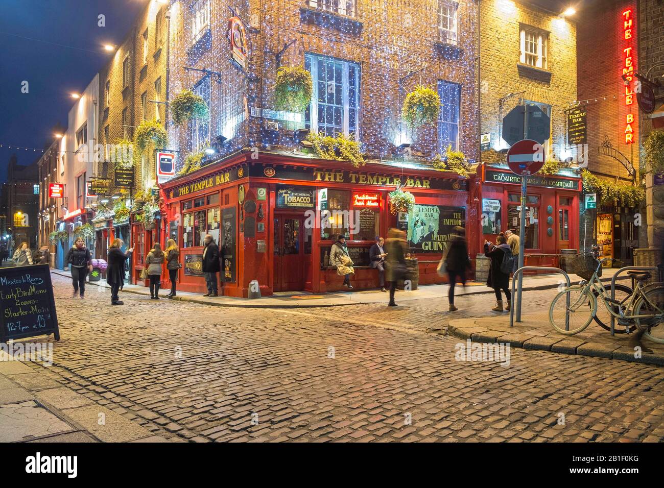 Ireland, Dublin, Temple Bar nightlife area, the Temple Bar pub Photo ...