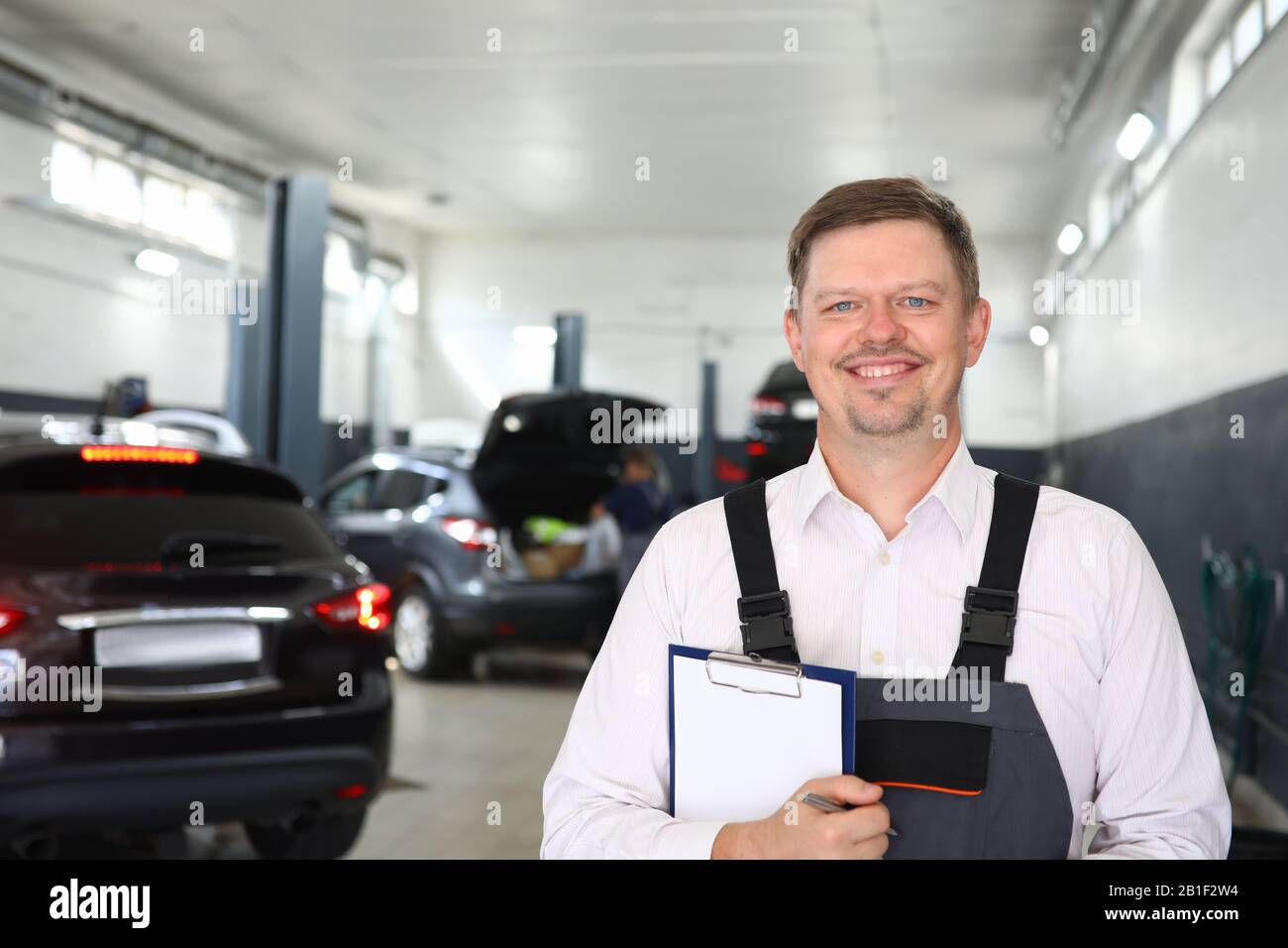 Paper checklist man holding hi-res stock photography and images - Alamy