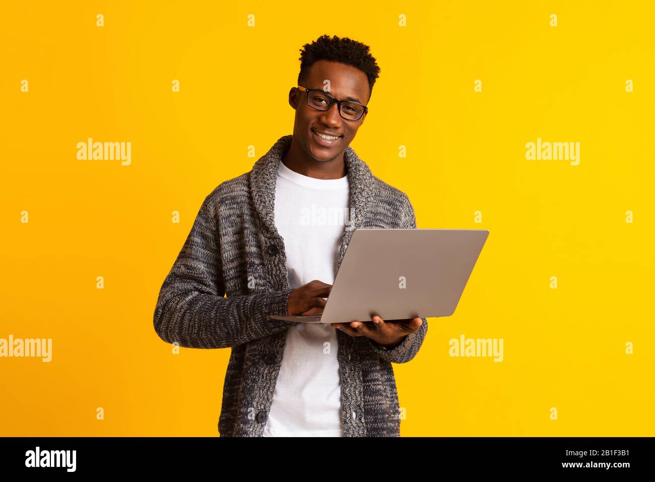 African guy laptop pointing finger hi-res stock photography and images ...