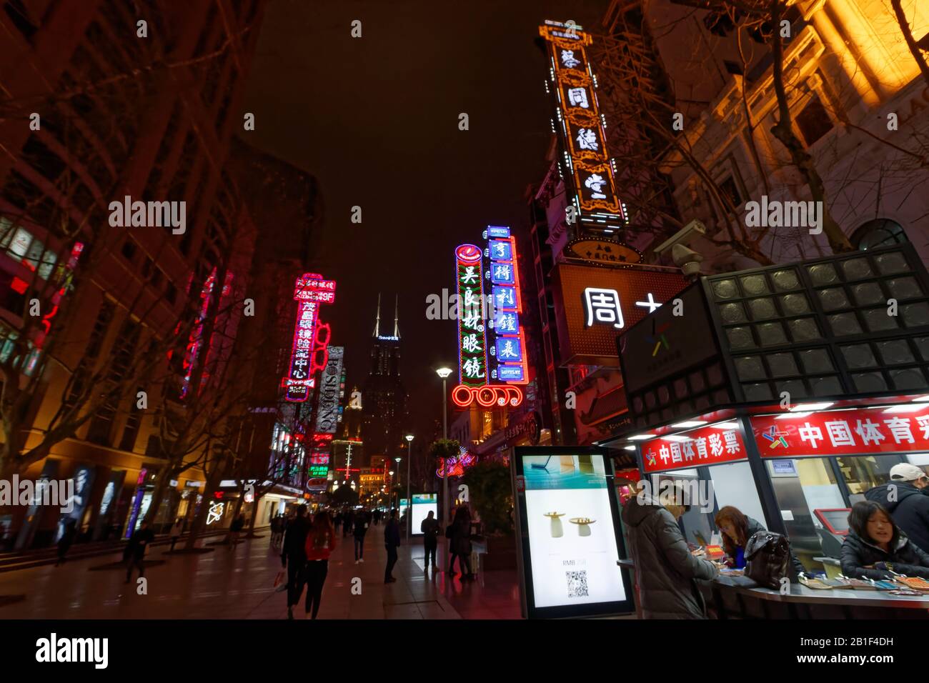 Shoppers shopping centre shanghai hi-res stock photography and images ...