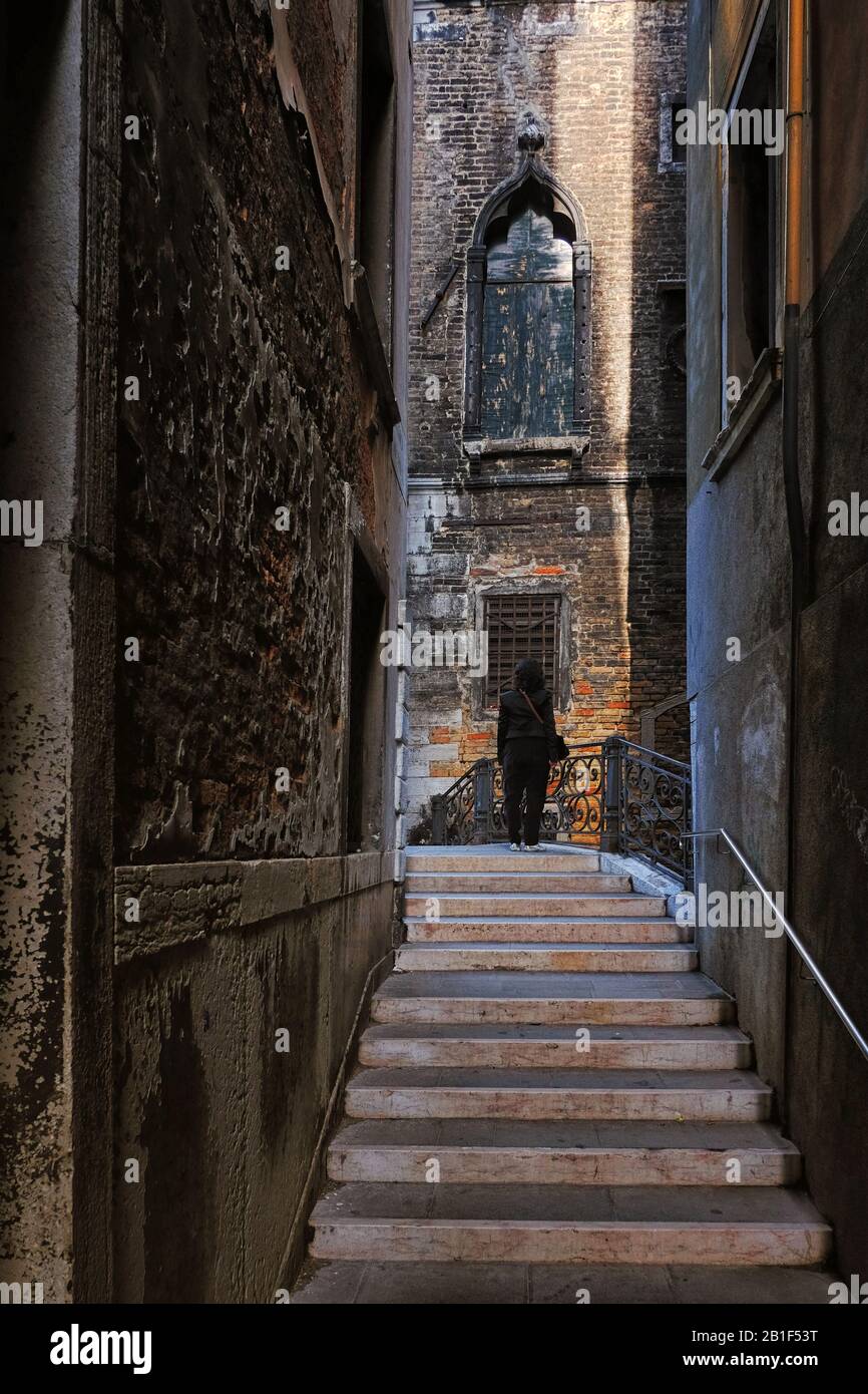 Old and white marble bridge in venice hi-res stock photography and ...