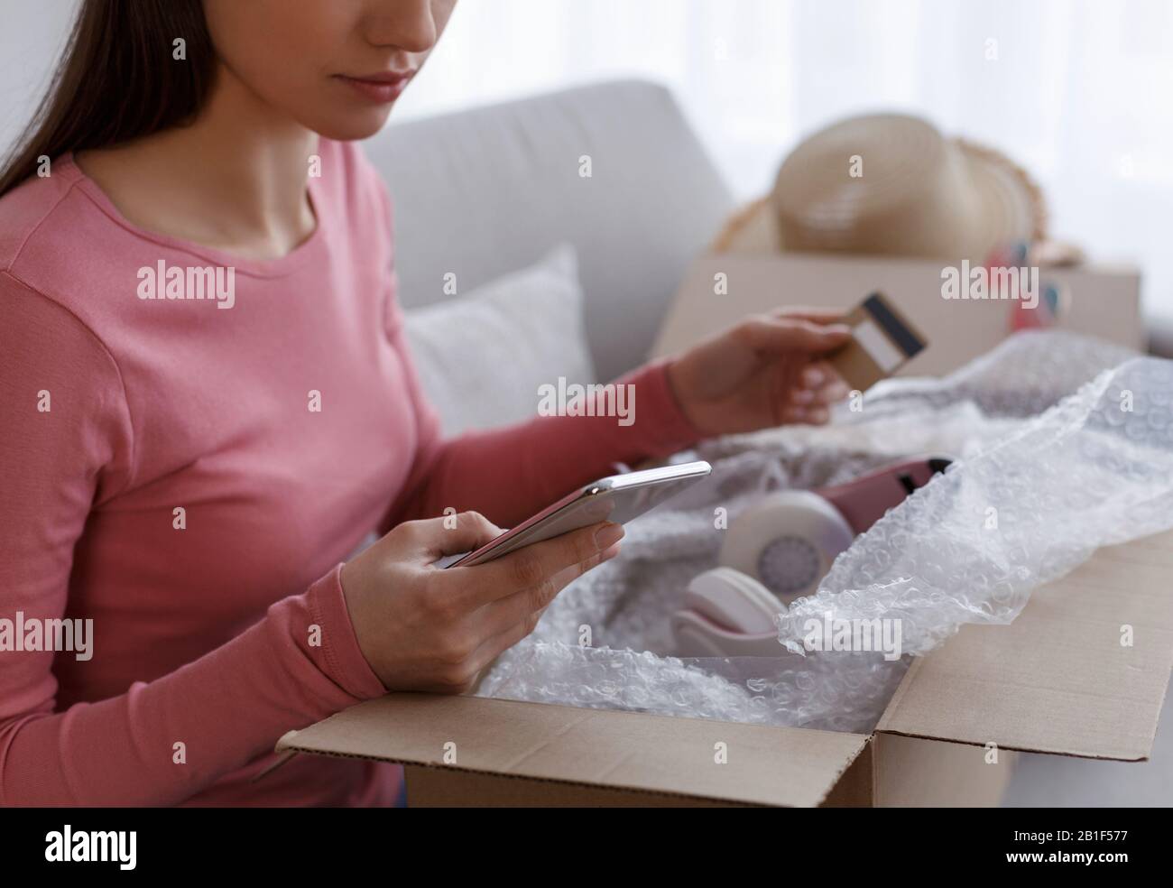 Woman received online shopping hi-res stock photography and images - Alamy