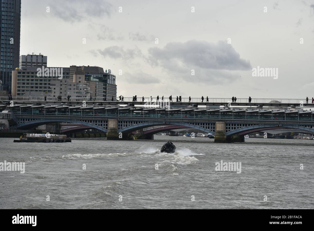 River thames flows through southern england hi-res stock photography ...