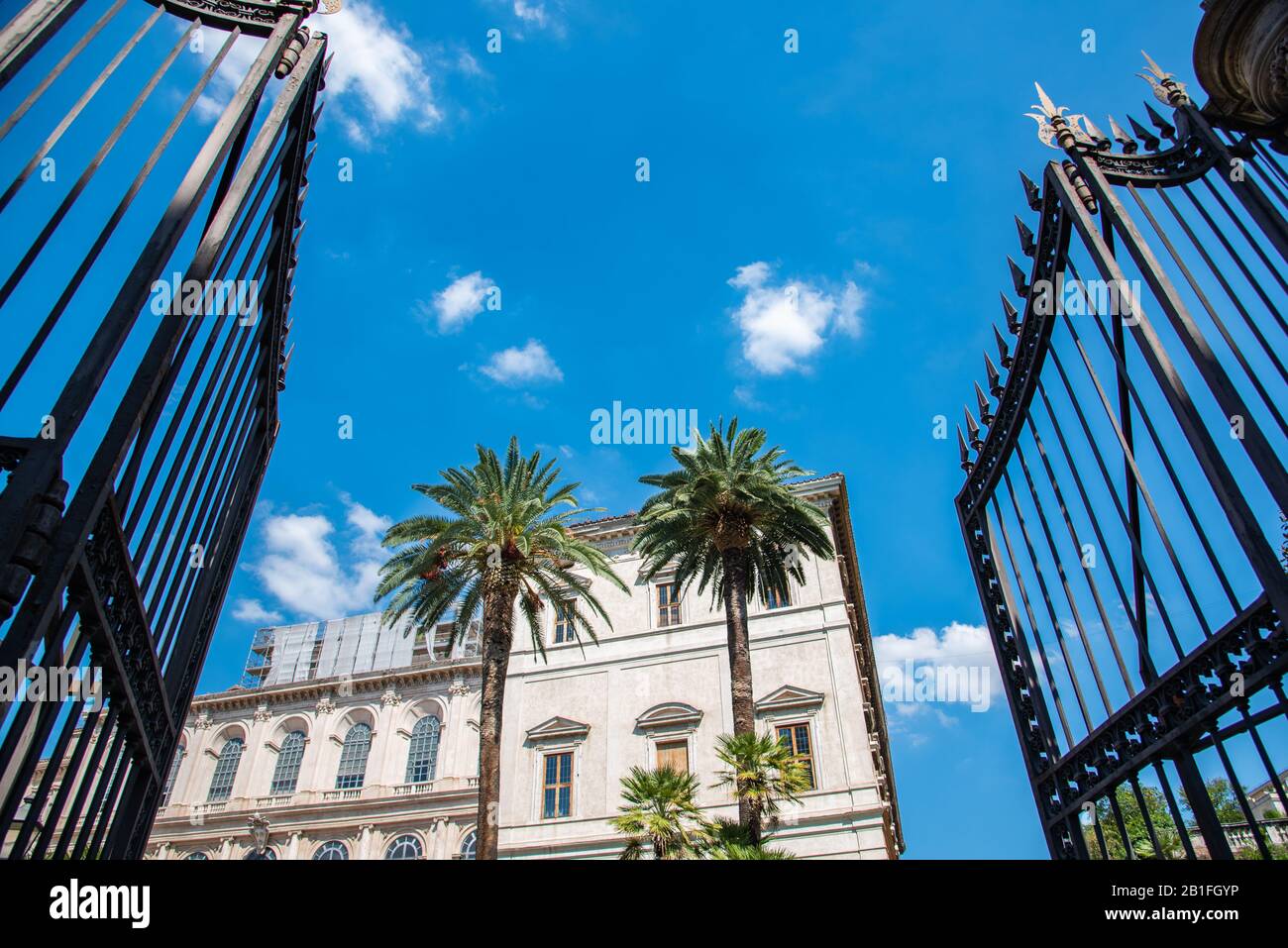 Entrance gate palm trees hi-res stock photography and images - Alamy