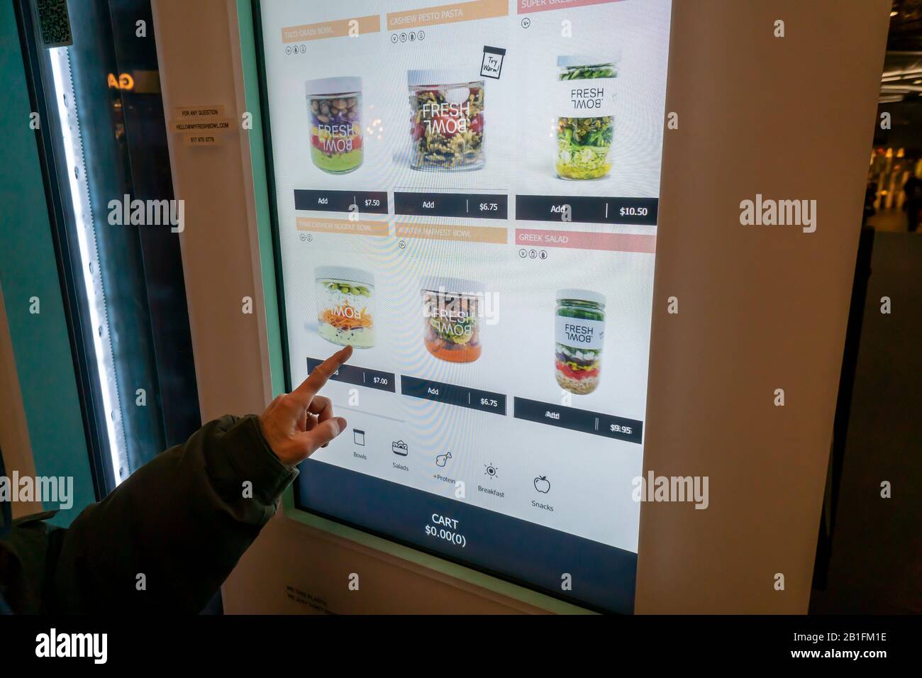 Food vending machines hi-res stock photography and images - Alamy