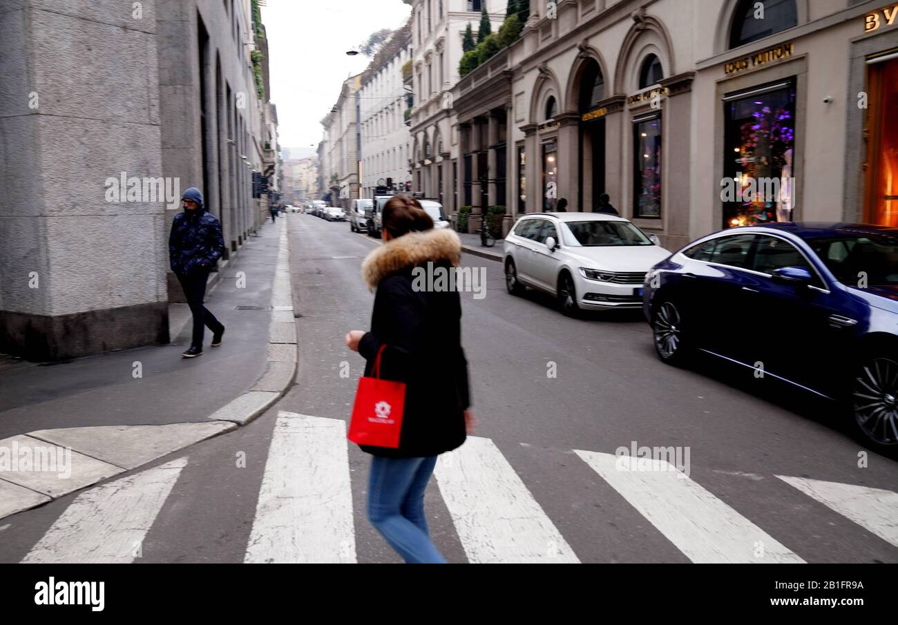 Milan, Coronavirus, Via Montenapoleone half-empty, people with masks ...