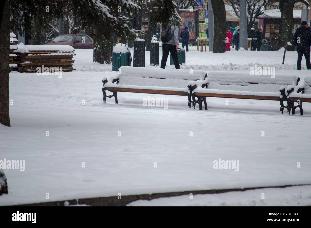 Snow scene red bench hi-res stock photography and images - Alamy