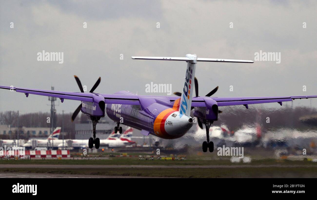 De havilland canada dash 8 400 hi-res stock photography and images - Alamy