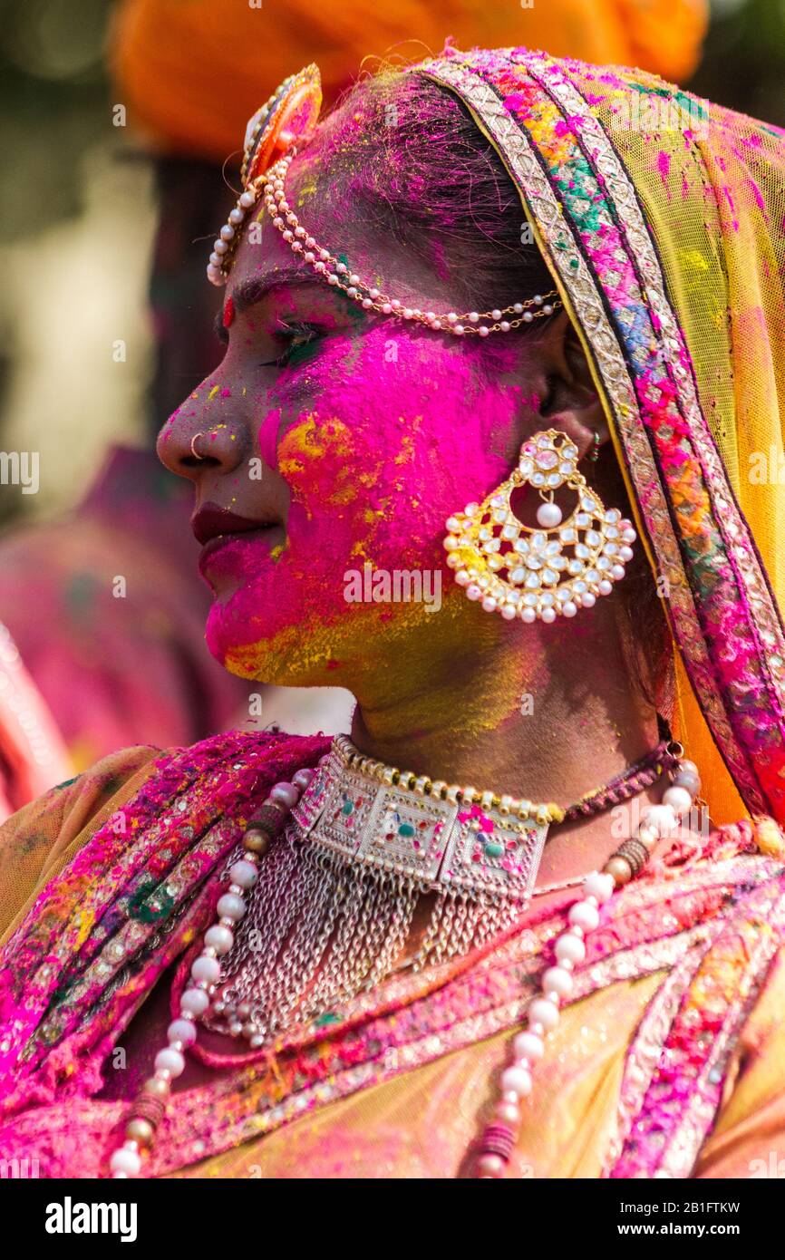 JAIPUR, INDIA - MARCH 21, 2019: Folk dancers performing at the Dhulandi ...