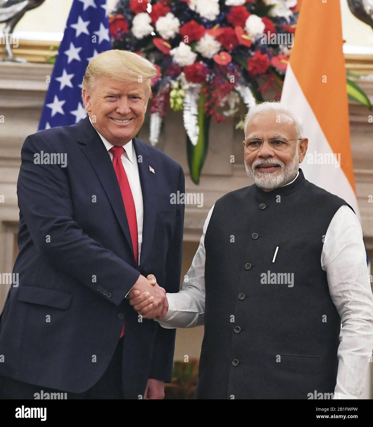 Trump and modi shake hands hi-res stock photography and images - Alamy