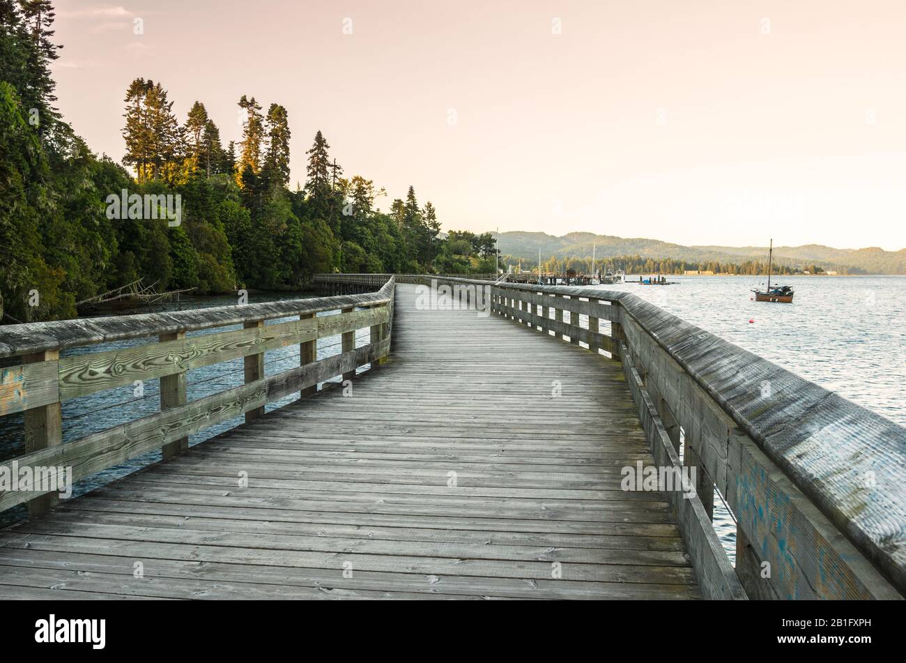 Empty boardwalk hi-res stock photography and images - Alamy