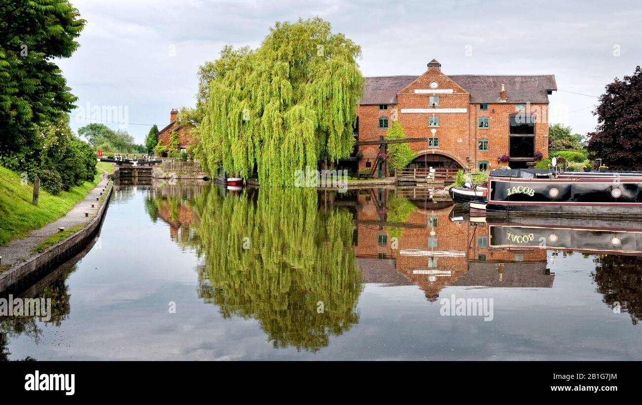 The Clock Warehouse pub and Shardlow Lock on the Trent and Mersey Canal ...