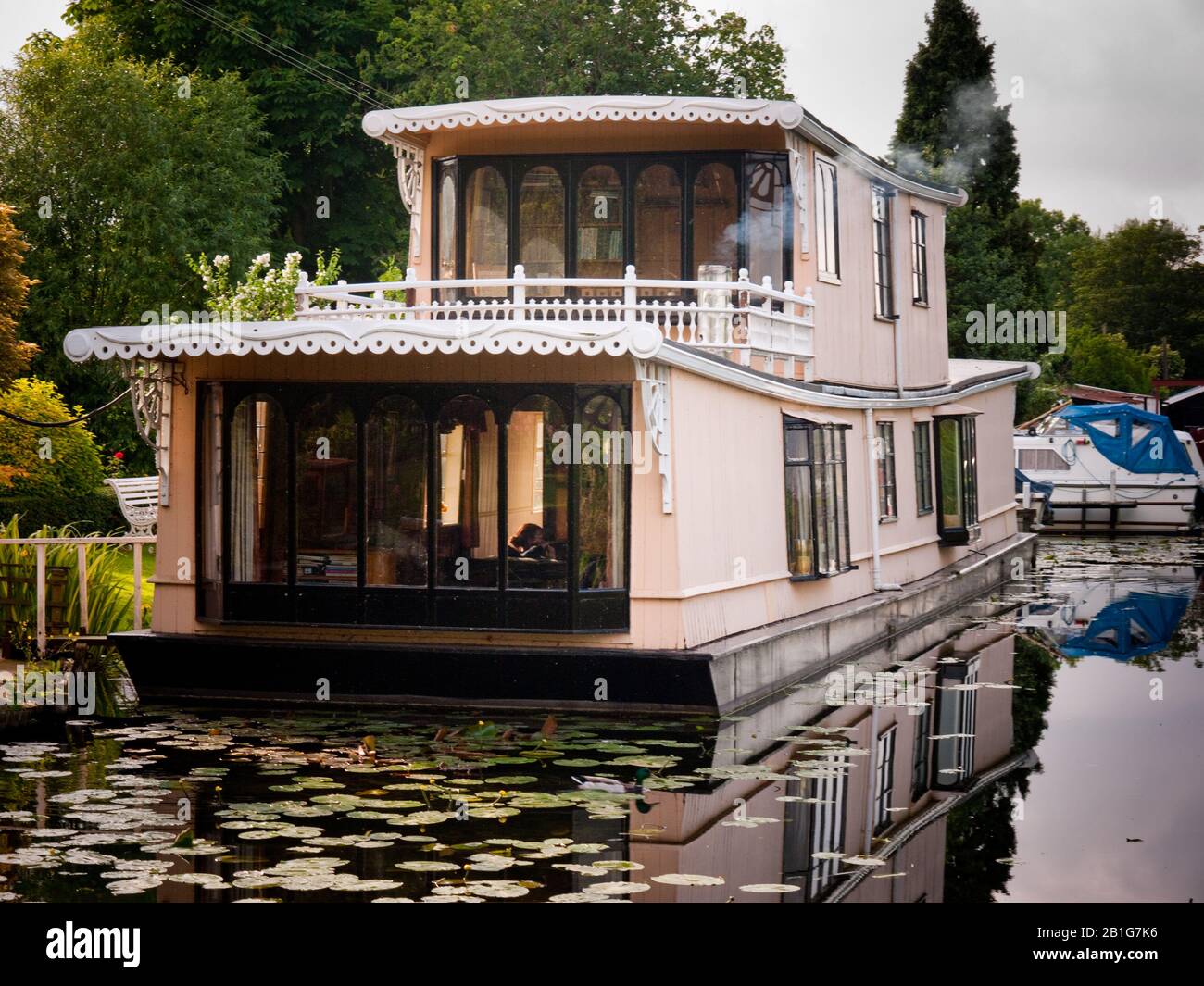 Two storey houseboat hi-res stock photography and images - Alamy