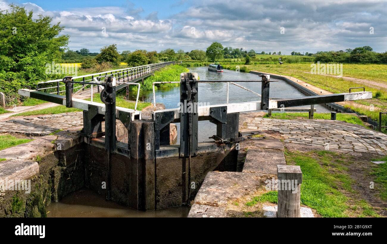 Alrewas Lock on the Trent and Mersey Canal near Alrewas as it enters ...