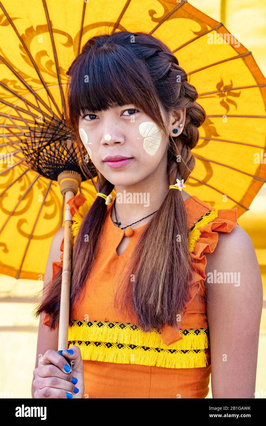 Burmese beauty at Maha Sandar Mahi Paya, Amarapura, Mandalay Region ...