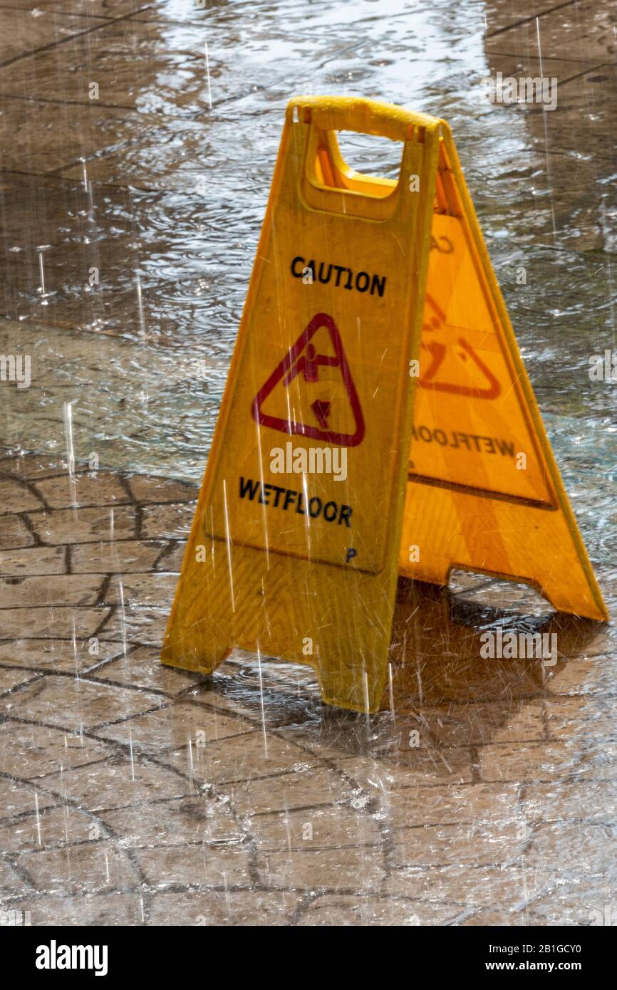 Slippery When Wet Sign High Resolution Stock Photography and Images - Alamy