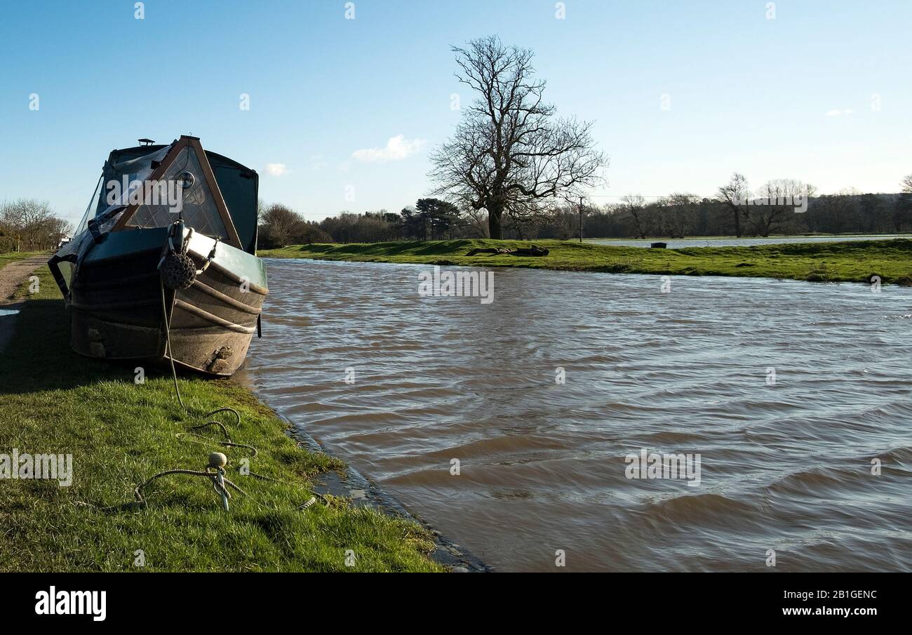 Marooned narrowboat hi-res stock photography and images - Alamy
