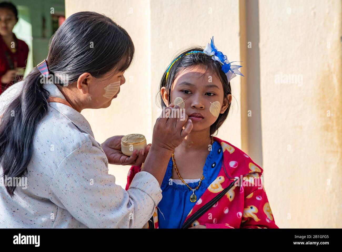 Burmese face painting at Myazedi Pagoda, Bagan, Mandalay Region ...