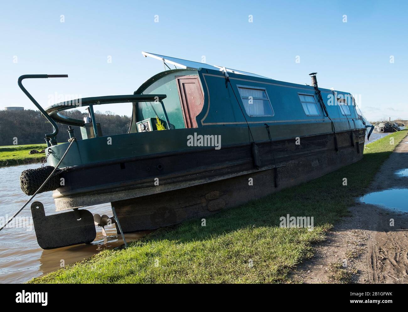 Grounded narrowboat hi-res stock photography and images - Alamy