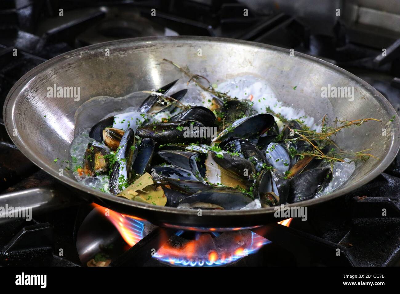 Smoke mussels hi-res stock photography and images - Alamy