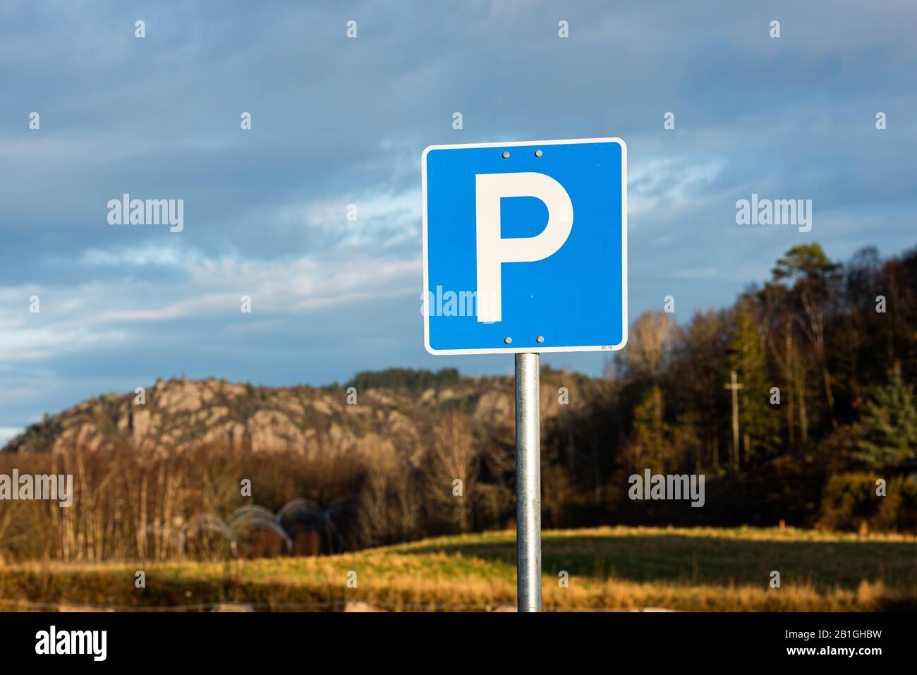 Parking allowed sign. Trees and mountains in the background Stock Photo ...