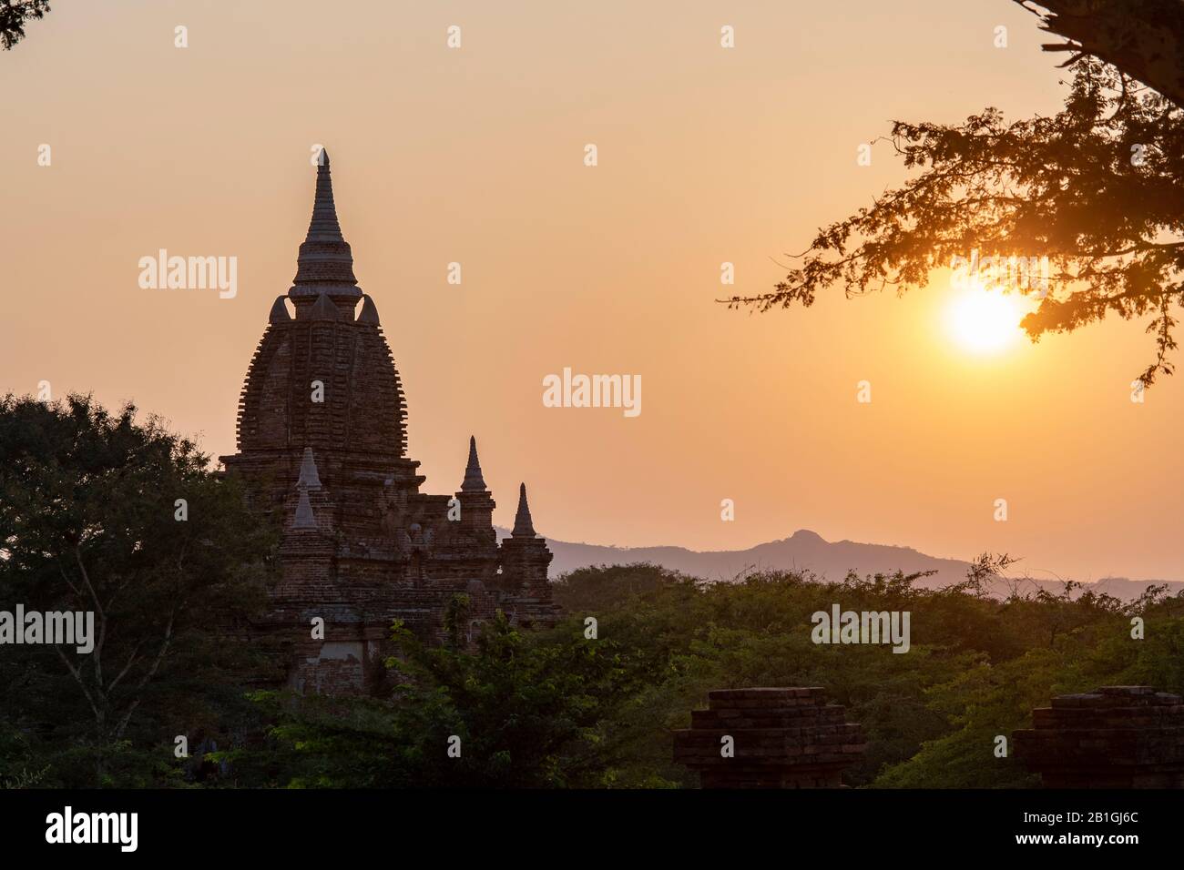 Bagan temple late afternoon light hi-res stock photography and images ...