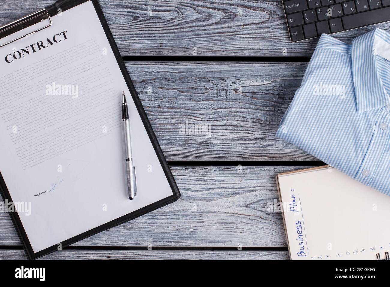 Office contract hi-res stock photography and images - Alamy