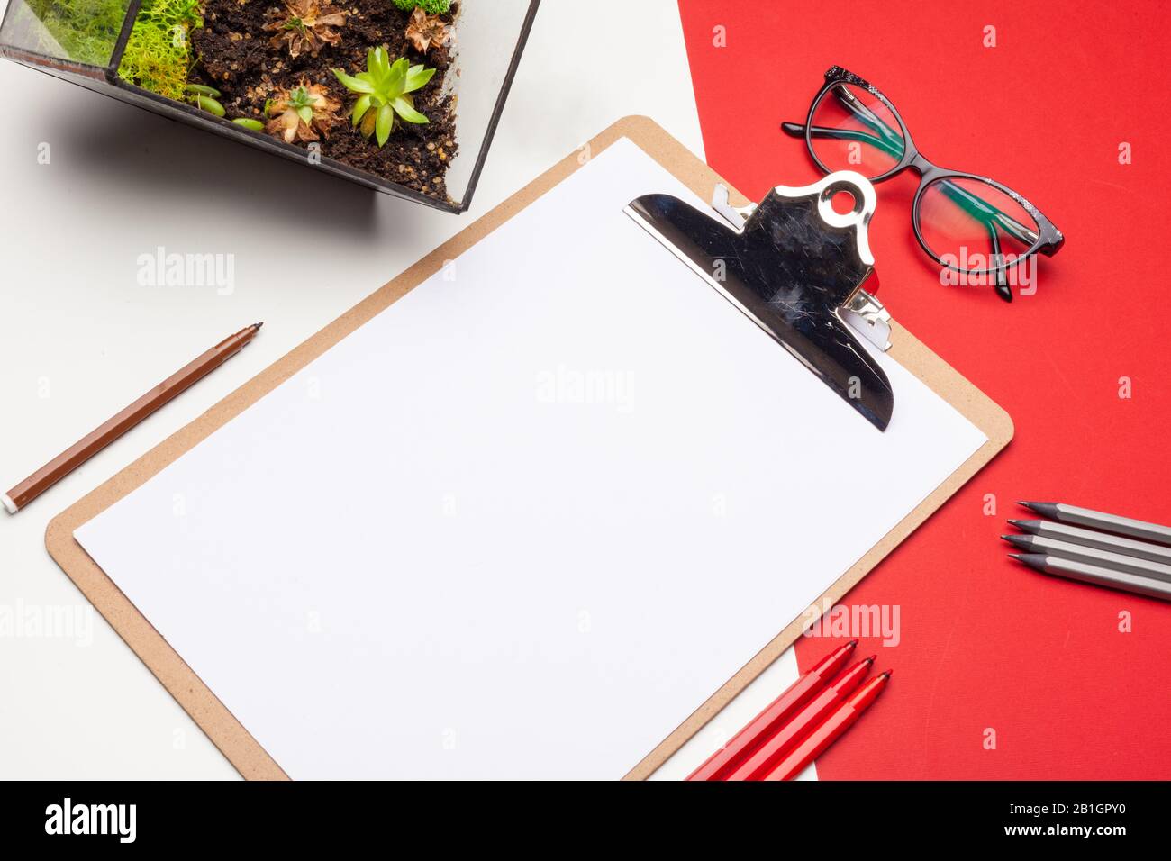 Blank clipboard paper on red and white paper background Stock Photo - Alamy