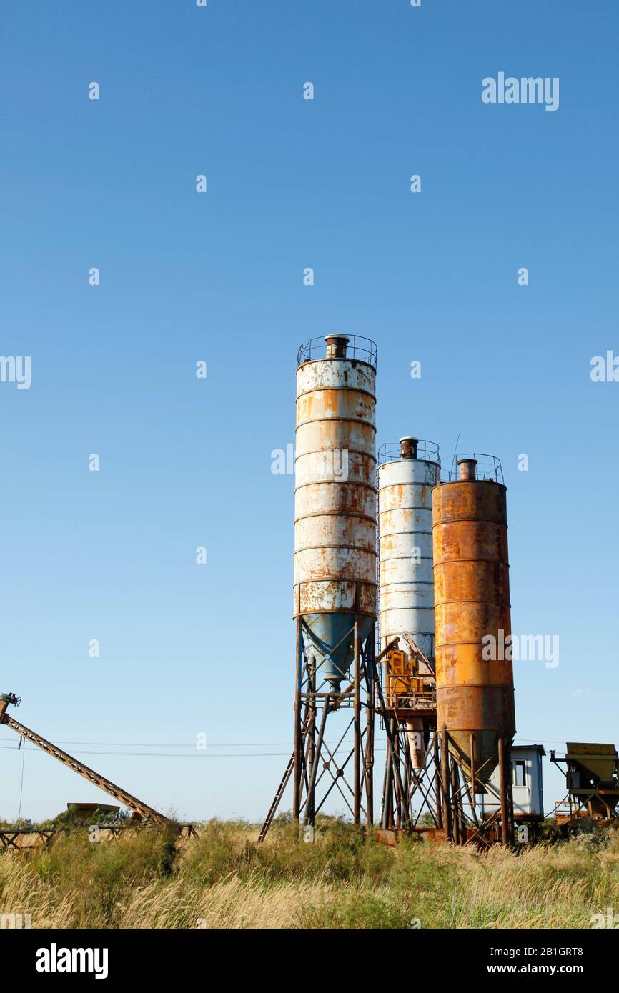 Concrete mixing tower. Concept of on-site construction facility Stock ...