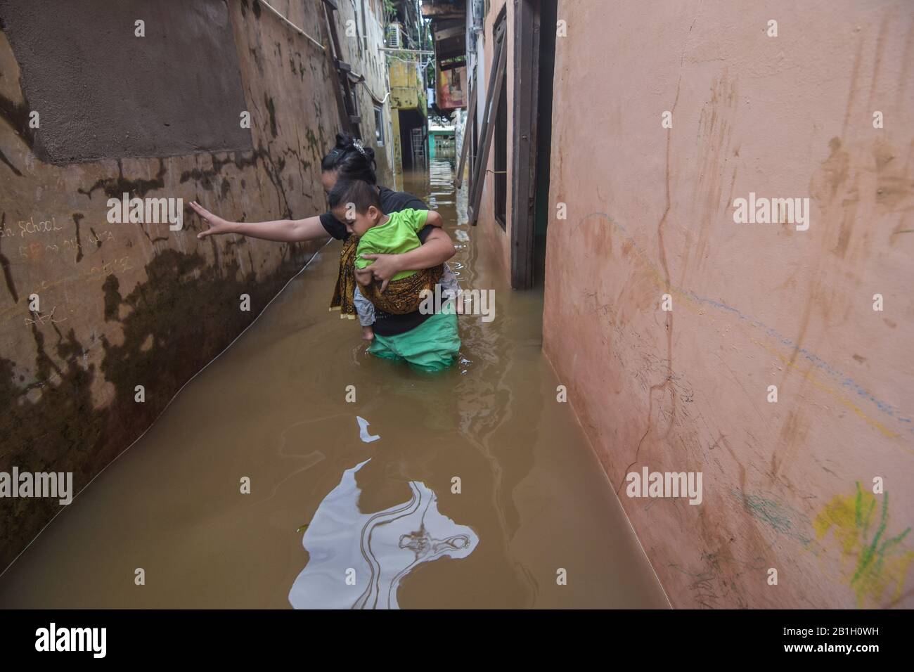 Jakarta, DKI Jakarta, Indonesia. 25th Feb, 2020. Residents wade through ...
