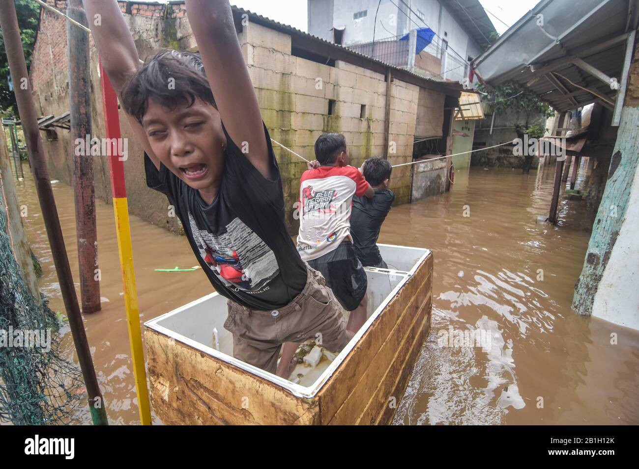 Jakarta, DKI Jakarta, Indonesia. 25th Feb, 2020. Residents wade through ...