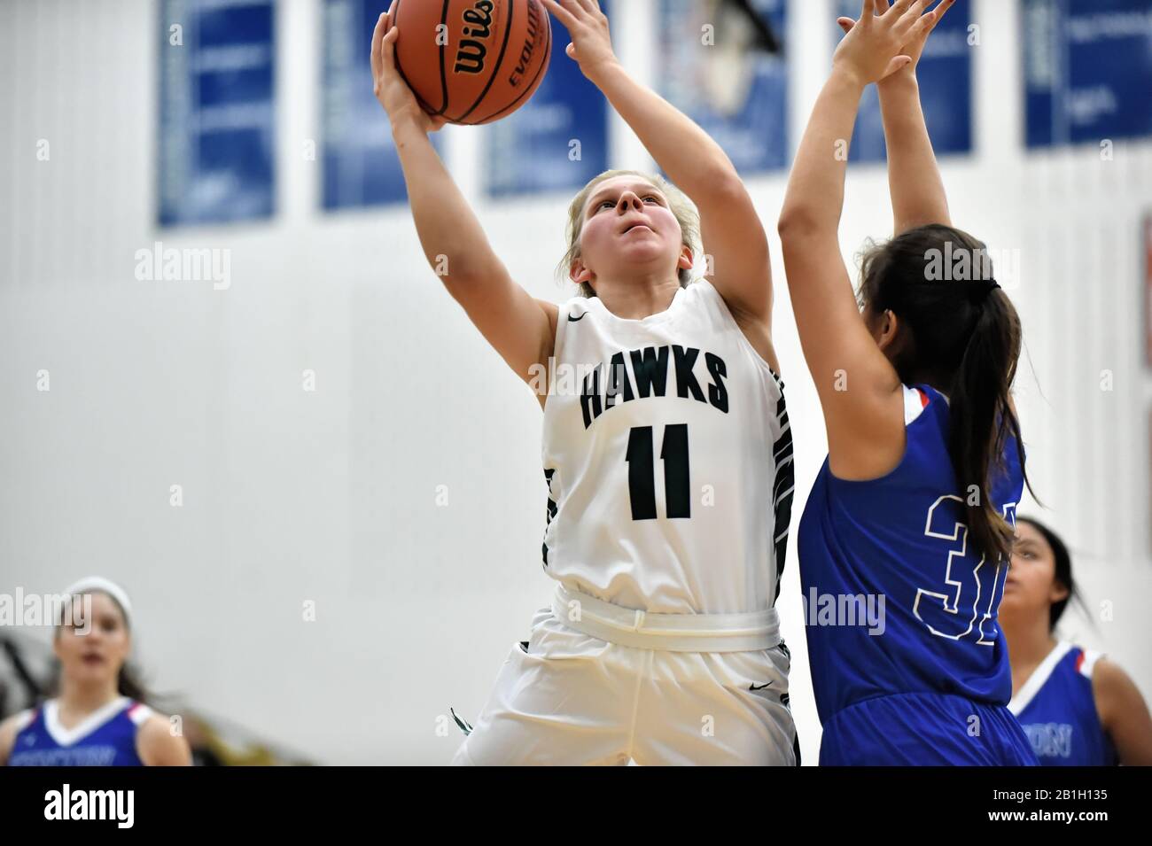 Female basketball player shooting hi-res stock photography and images ...