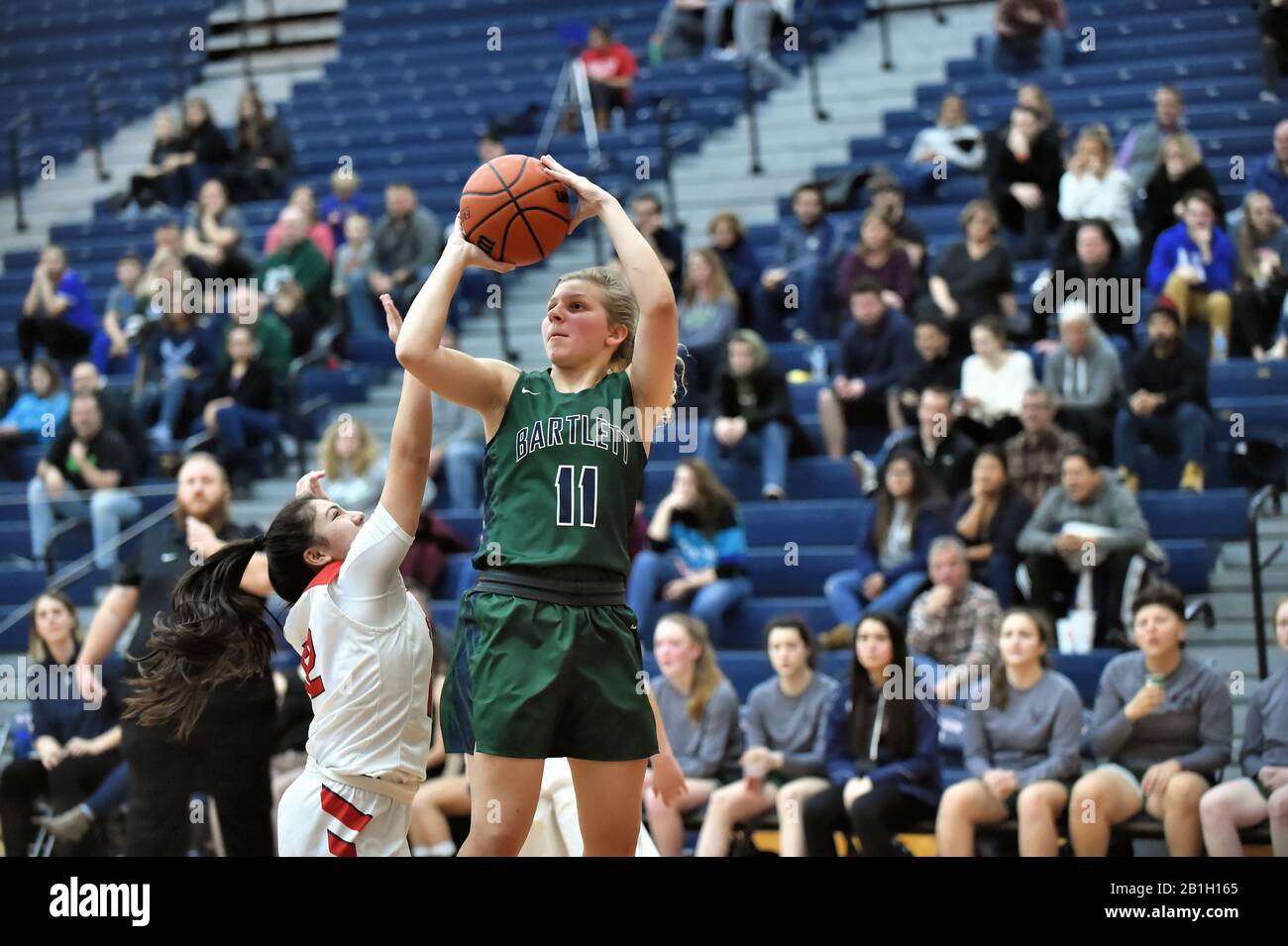 Female basketball player shooting hi-res stock photography and images ...