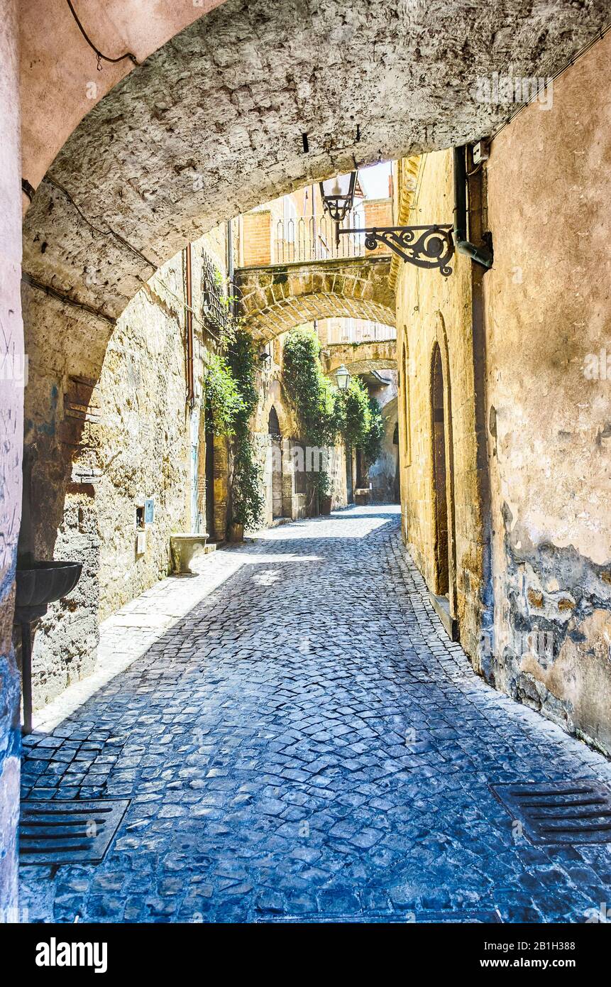 Narrow street orvieto italy hi-res stock photography and images - Alamy