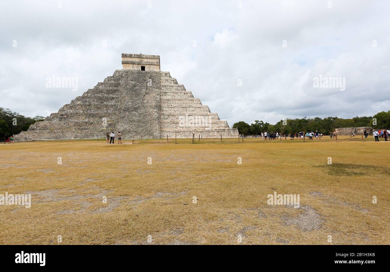 A massive step pyramid known as El Castillo at Chichen, Mexico Stock ...