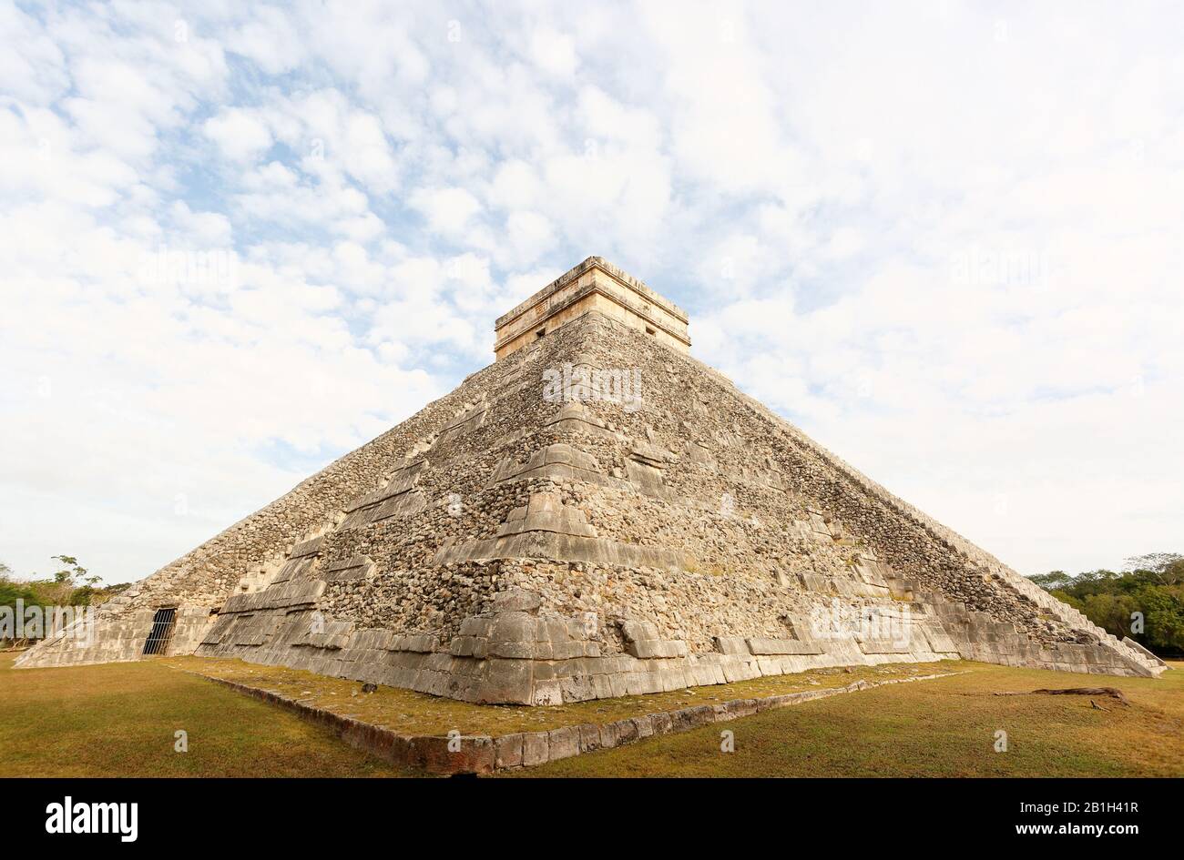 A massive step pyramid known as El Castillo at Chichen, Mexico Stock ...