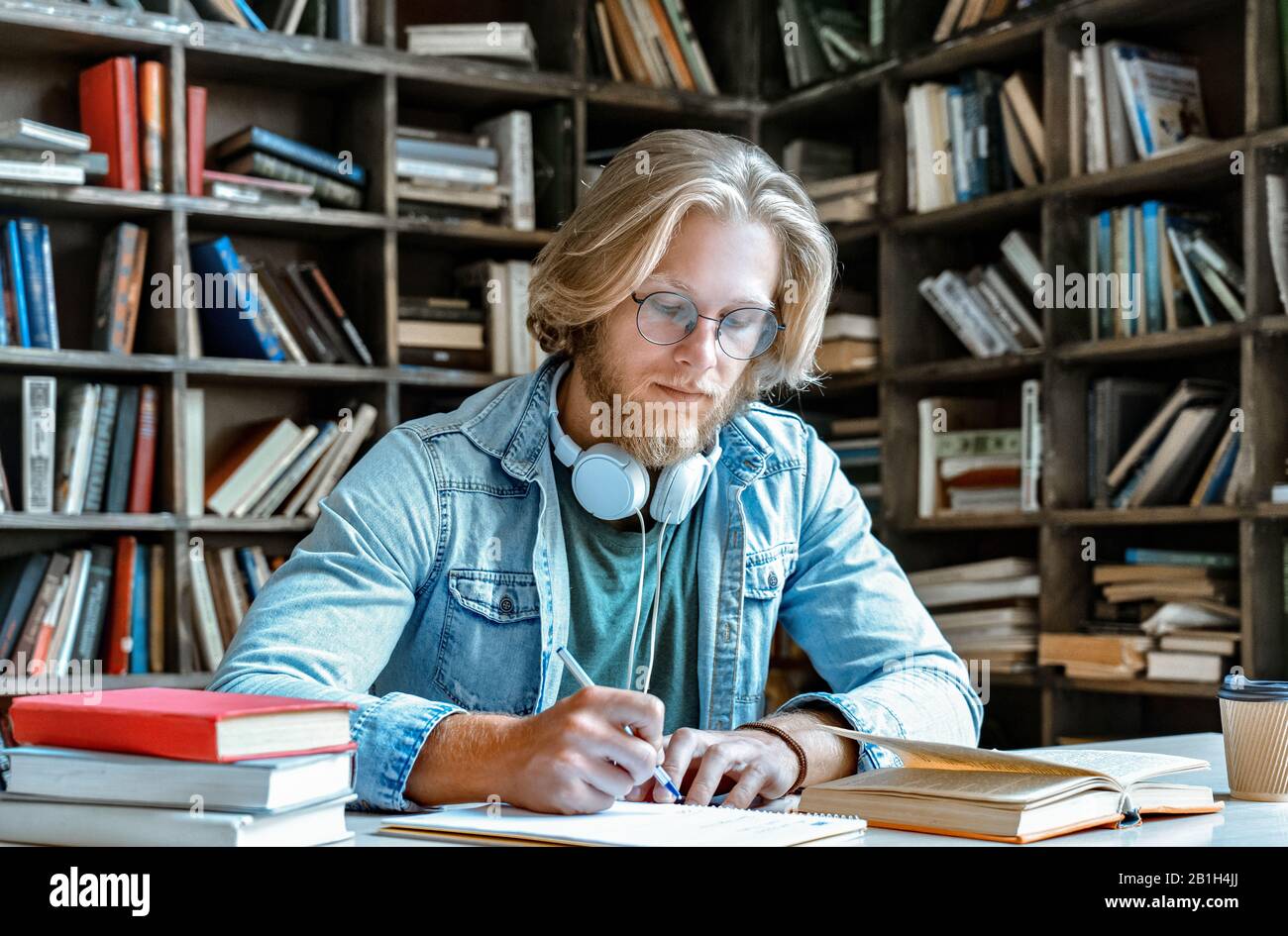 Male studying library hi-res stock photography and images - Alamy