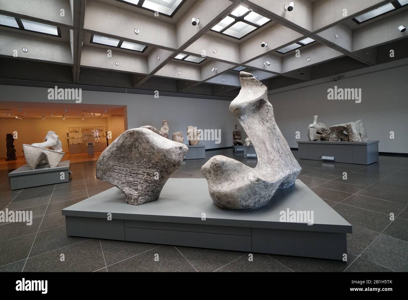 Henry moore sculpture art gallery hi-res stock photography and images ...