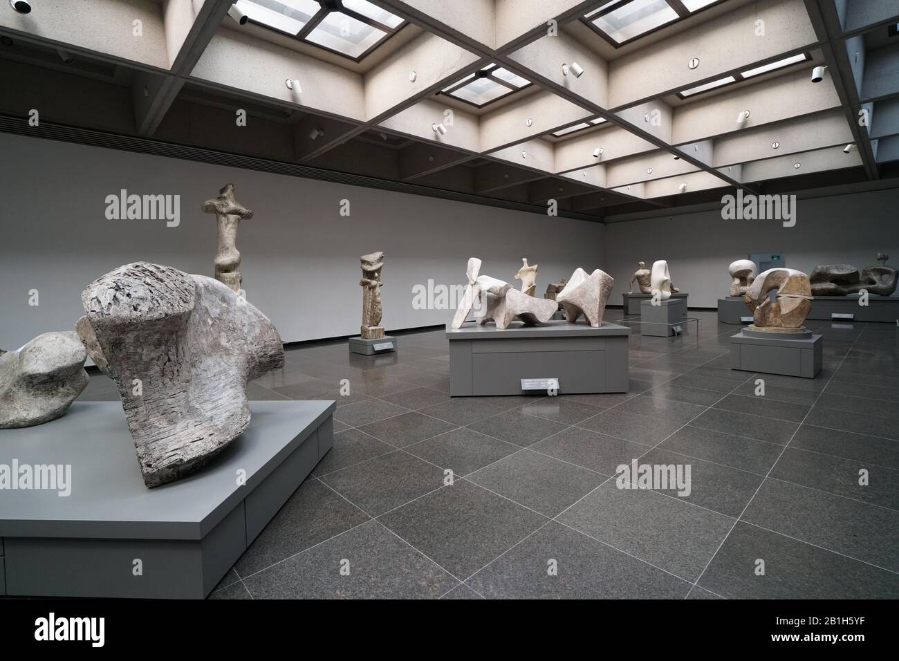 Henry moore art hi-res stock photography and images - Alamy