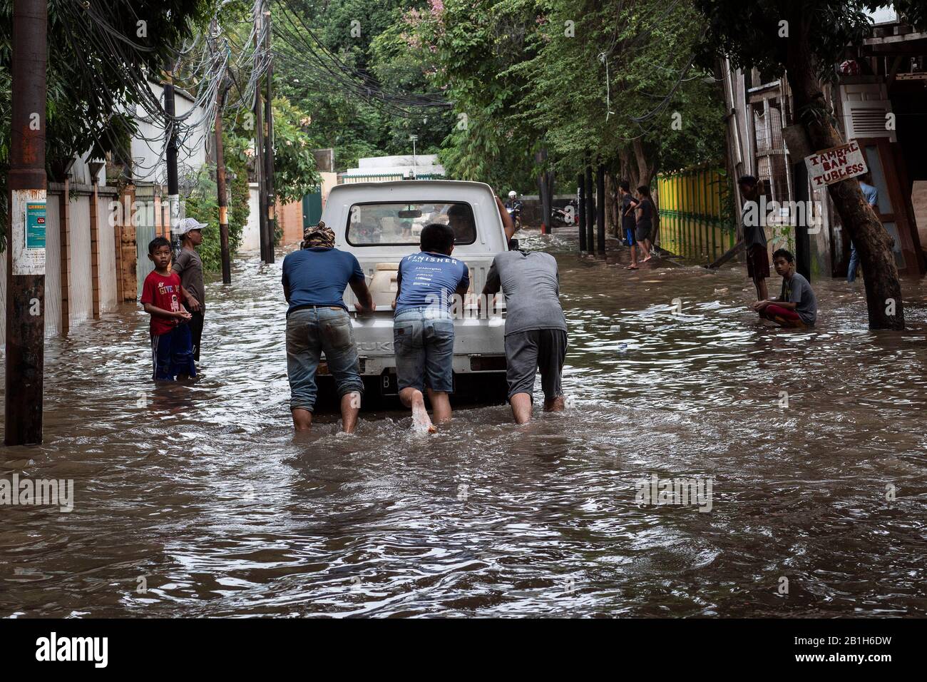 Car stranded in floods hi-res stock photography and images - Alamy