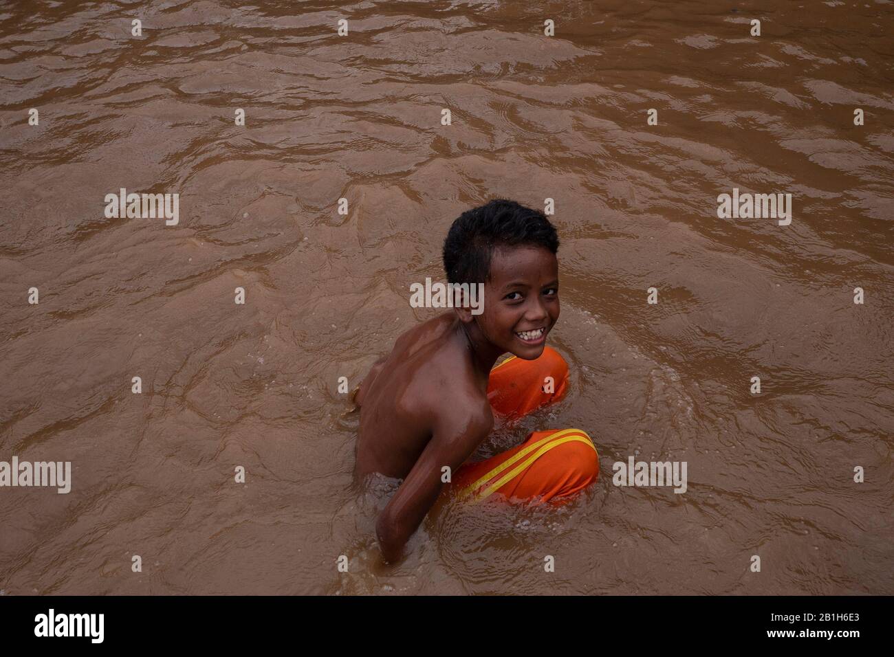 Kids playing in flood hi-res stock photography and images - Alamy