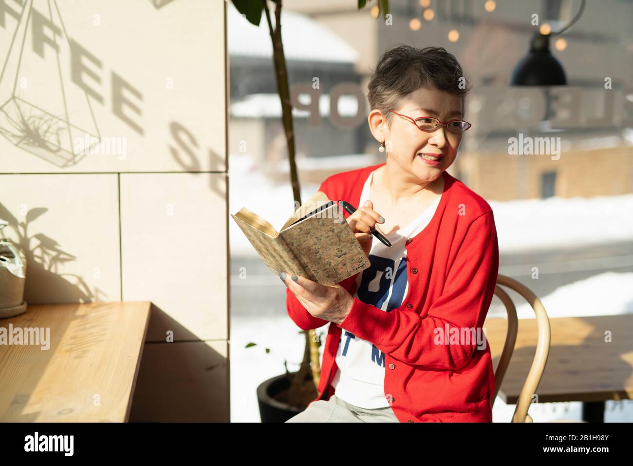 Woman reading note smiling hi-res stock photography and images - Alamy