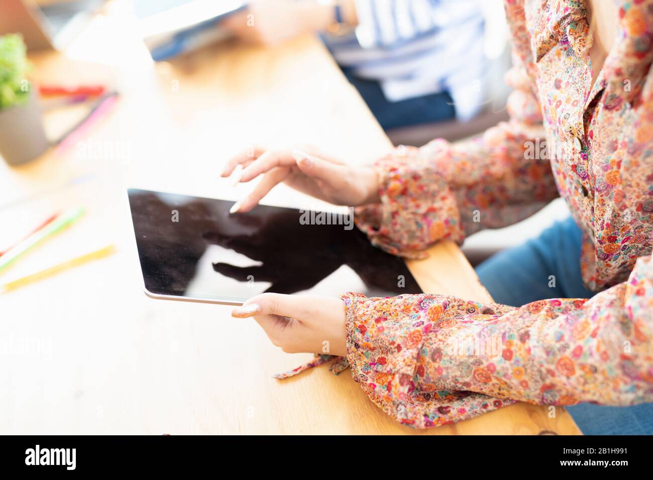 Hand using tablet hi-res stock photography and images - Alamy