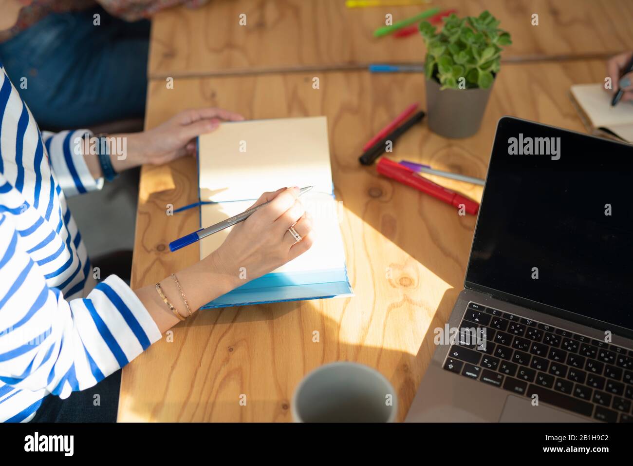 Woman hand taking note Stock Photo - Alamy