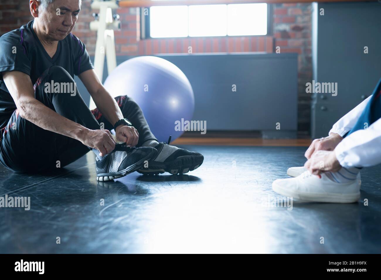 Japanese men tying hi-res stock photography and images - Alamy