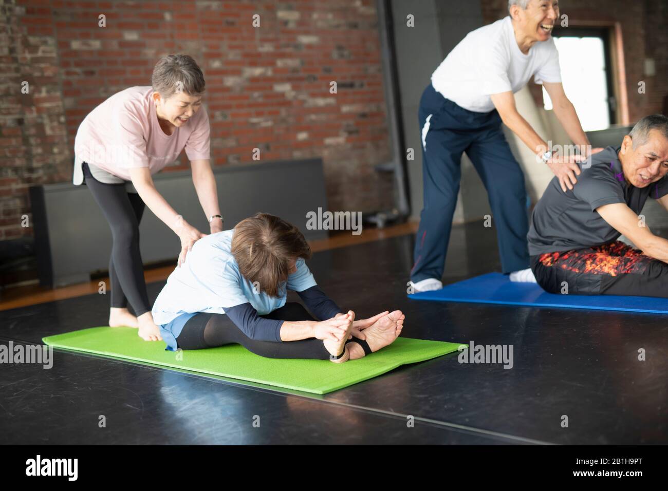People stretching hi-res stock photography and images - Alamy
