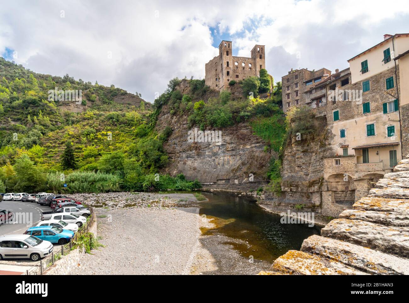 Village under castle hi-res stock photography and images - Alamy