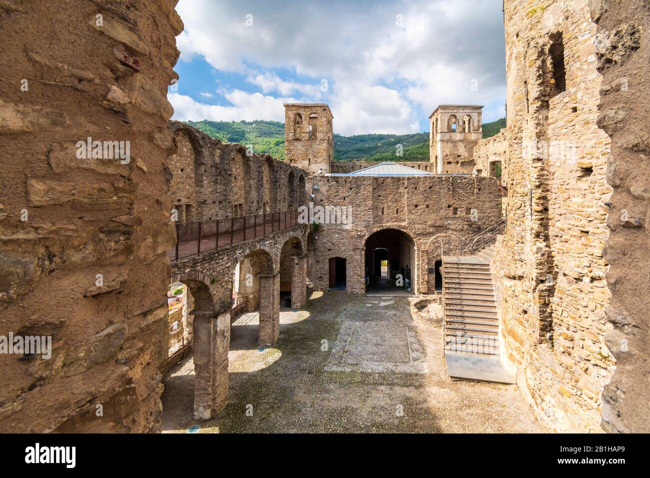 Courtyard medieval italian castle hi-res stock photography and images ...